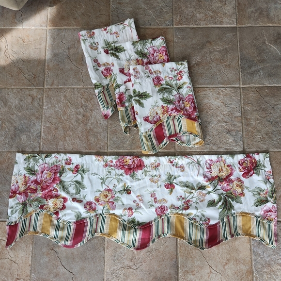 Waverly | Other | Traditions By Waverly Floral Striped Valance Set Of 4 ...